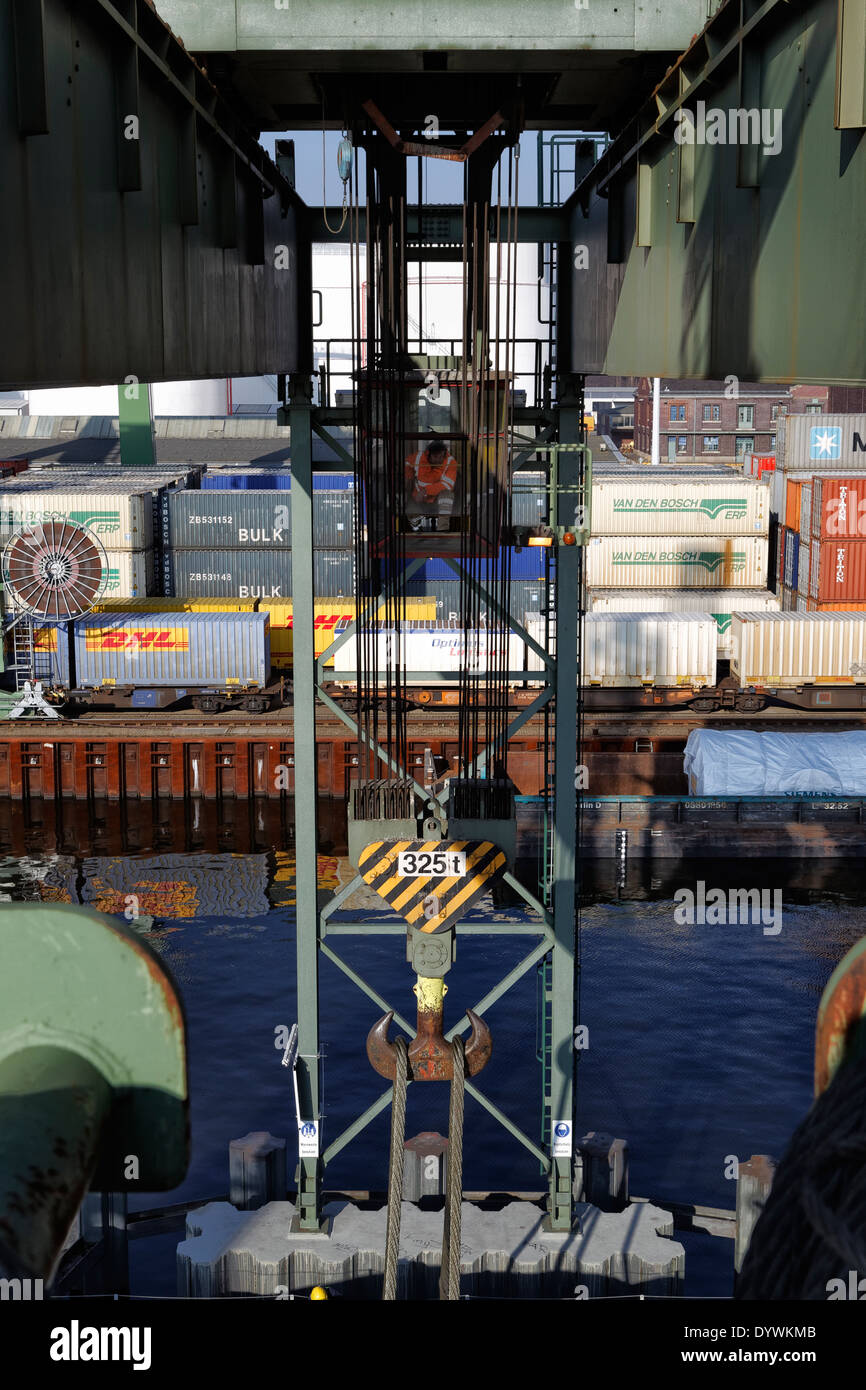 Crane operator hi-res stock photography and images - Alamy
