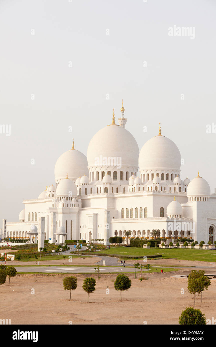 The Sheikh Zayed Grand Mosque in Abu Dhabi is the third largest mosque ...