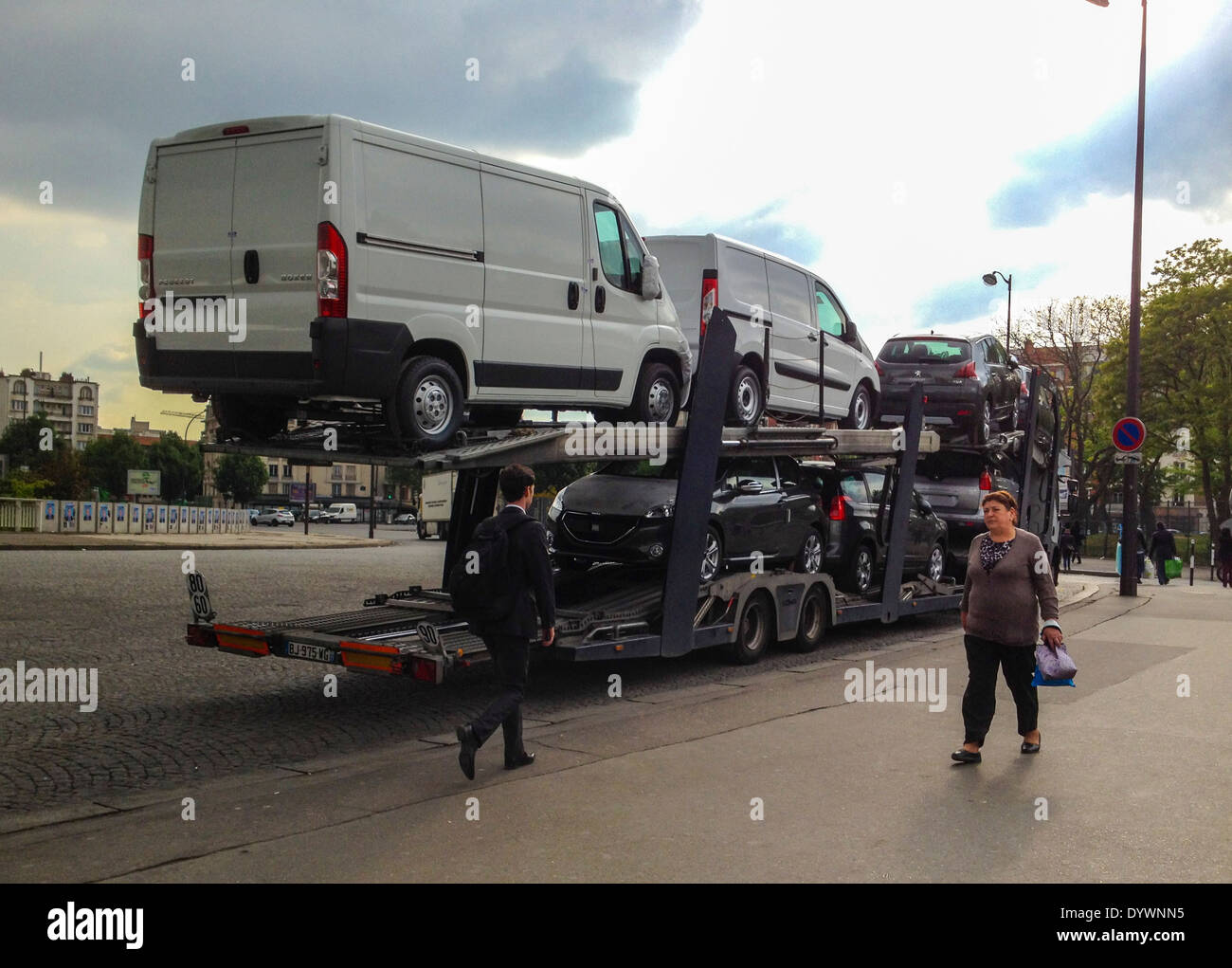 Delivery vans paris hi-res stock photography and images - Alamy