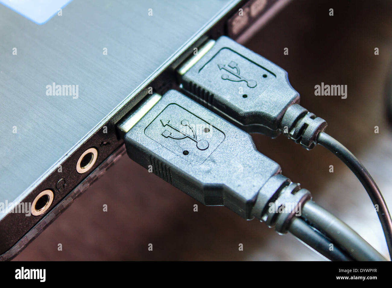 Plug the USB jump drive to a laptop Stock Photo - Alamy