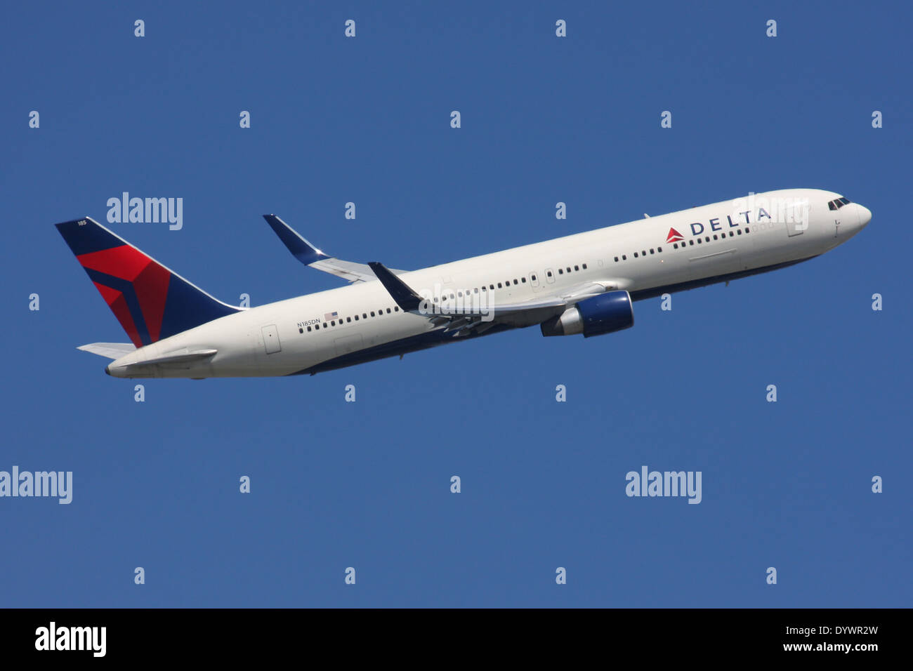 Delta airlines boeing 767 hi-res stock photography and images - Alamy