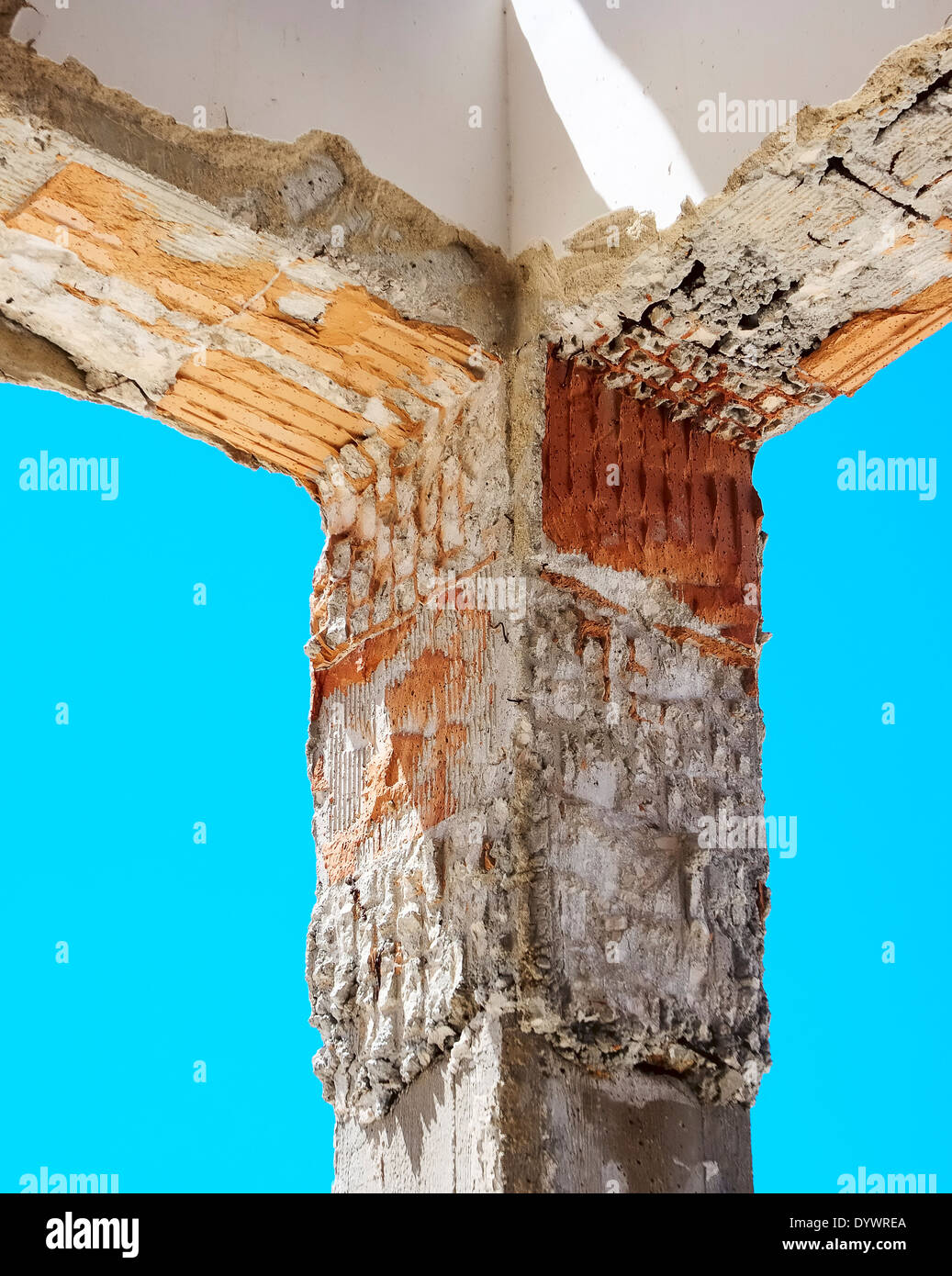 Reinforced concrete pillar to strengthening Stock Photo - Alamy
