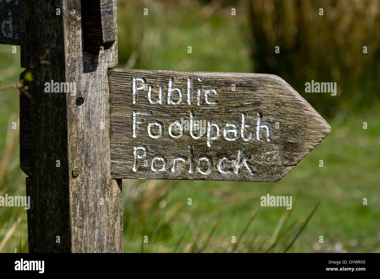 Uk footpath sign hi-res stock photography and images - Alamy
