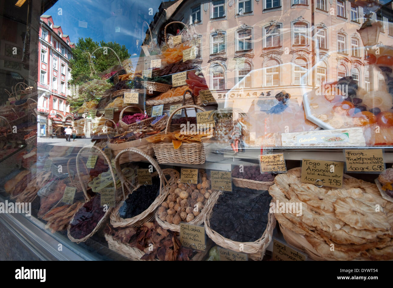 Dry fruits shop hi-res stock photography and images - Alamy