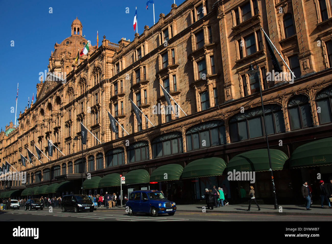 Harrods london exterior hi-res stock photography and images - Alamy