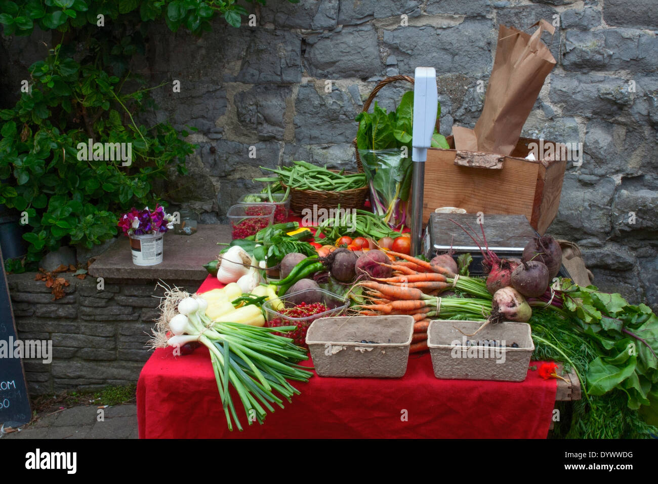 Organic outdoor vegetable stall Stock Photo - Alamy