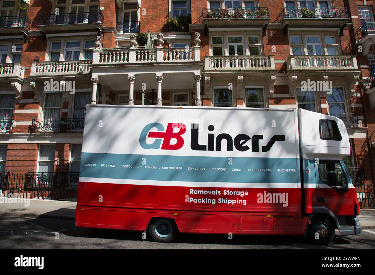 Removals van in street uk hi-res stock photography and images - Alamy