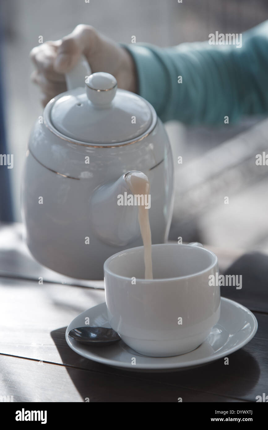 Pouring tea from teapot hi-res stock photography and images - Alamy