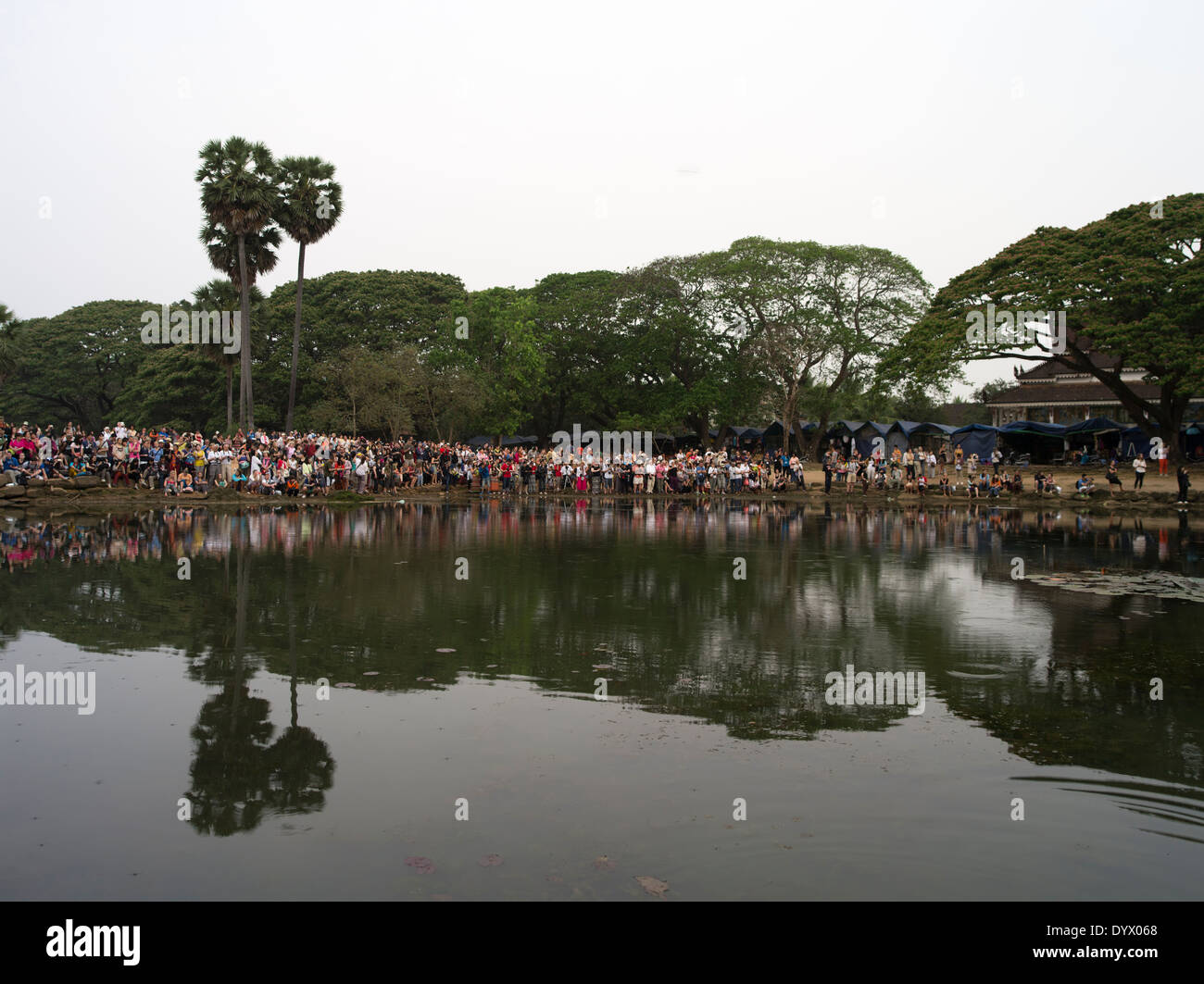 Crowds of tourists await the sunrise at Angkor Wat, Buddhist Temple ...