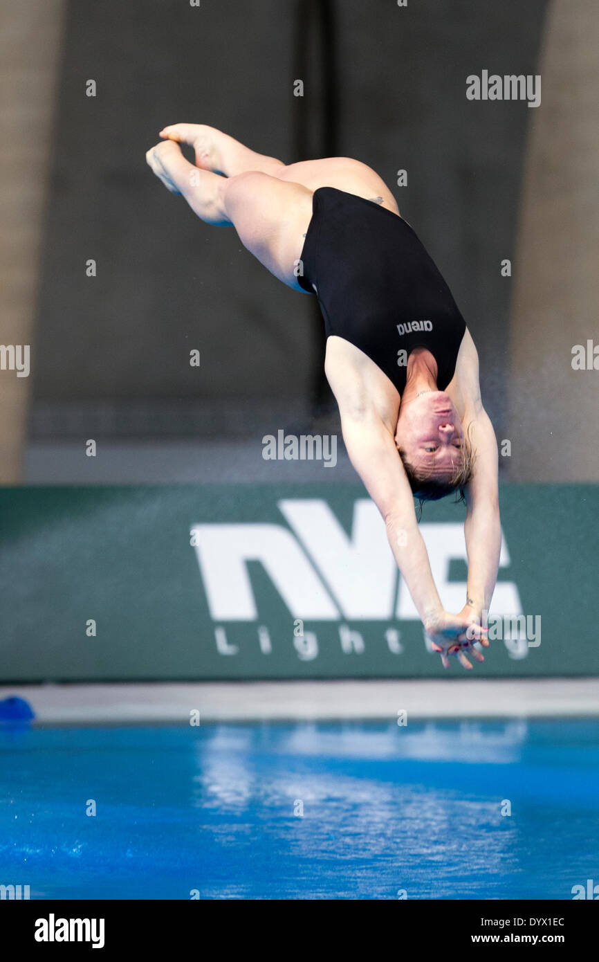Female diver diving pool mid hi-res stock photography and images - Alamy