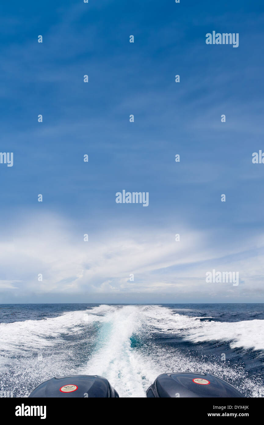 Outboard motor speed boat trail hi-res stock photography and images - Alamy