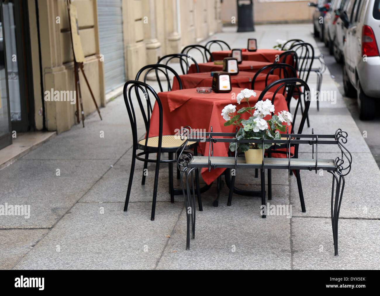 Restaurant trottoir hi-res stock photography and images - Alamy