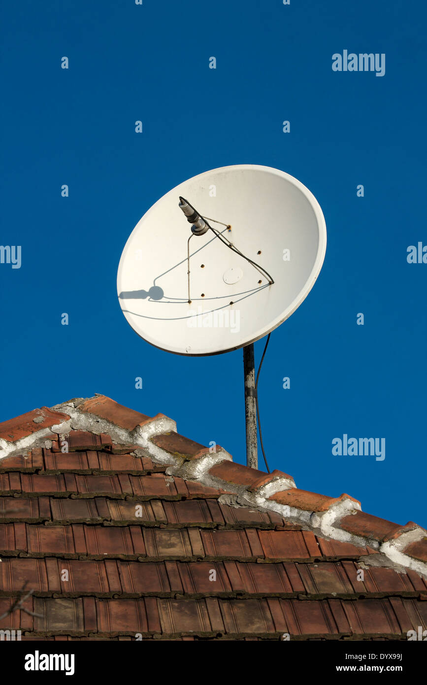 Parabola antenna hi-res stock photography and images - Alamy