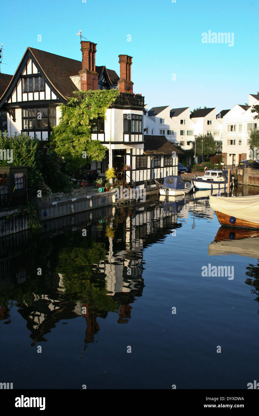 Thames to tudor house and river boats hi-res stock photography and ...