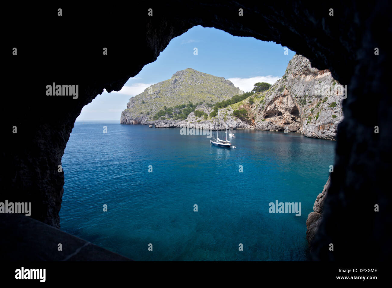 Cove mallorca boat coast sea scenic hi-res stock photography and images ...