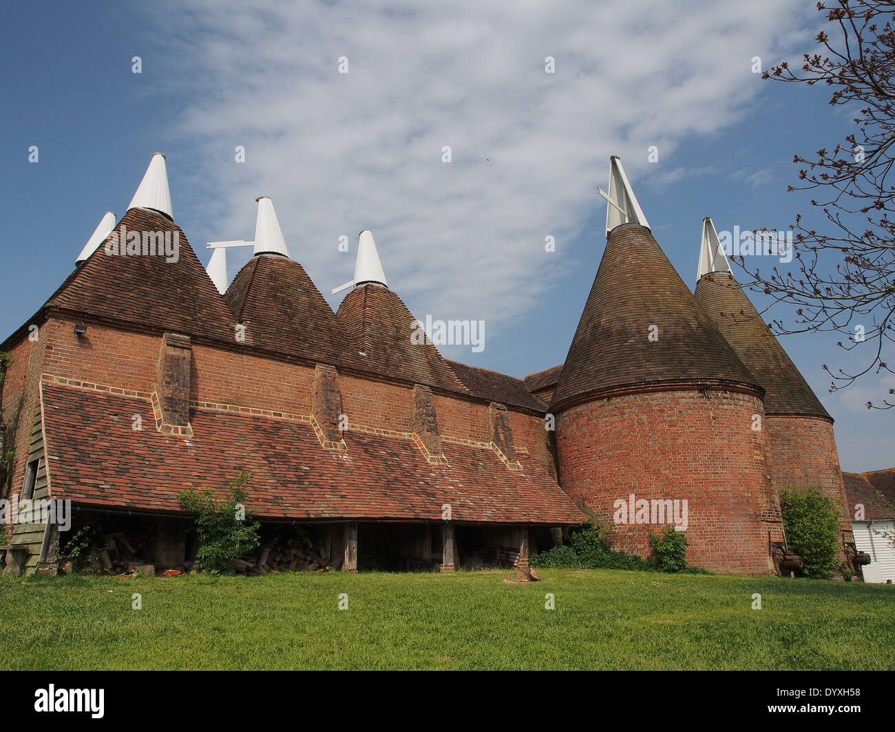 Oast houses hi-res stock photography and images - Alamy
