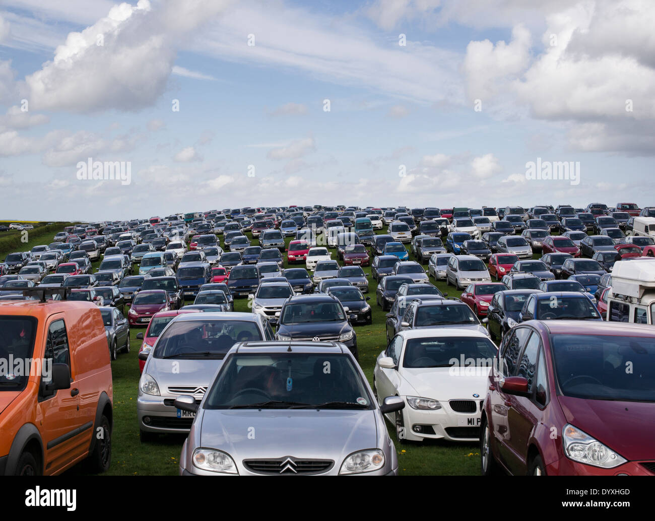 Cars in field hi-res stock photography and images - Alamy