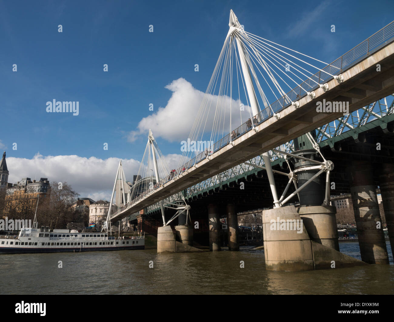 London thames hungerford bridge hi-res stock photography and images - Alamy