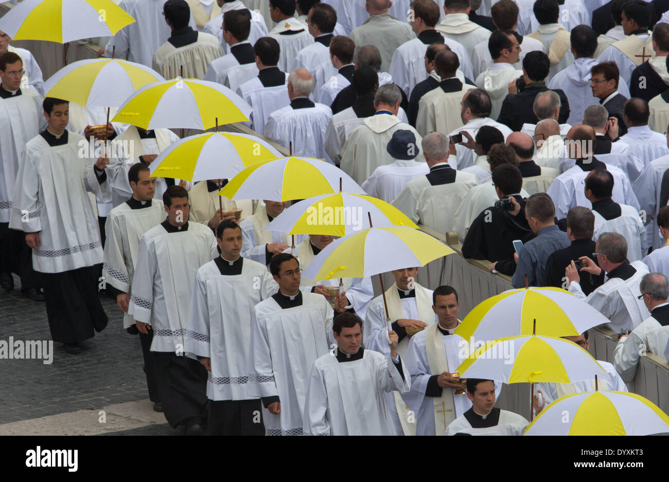 Carrying pope john paul ii hi-res stock photography and images - Alamy