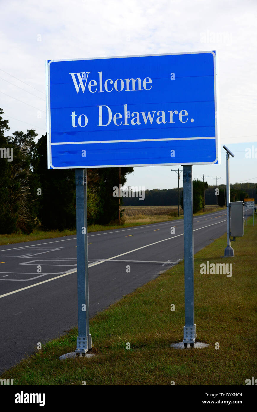 Welcome to Deleware road sign entering the state Stock Photo - Alamy
