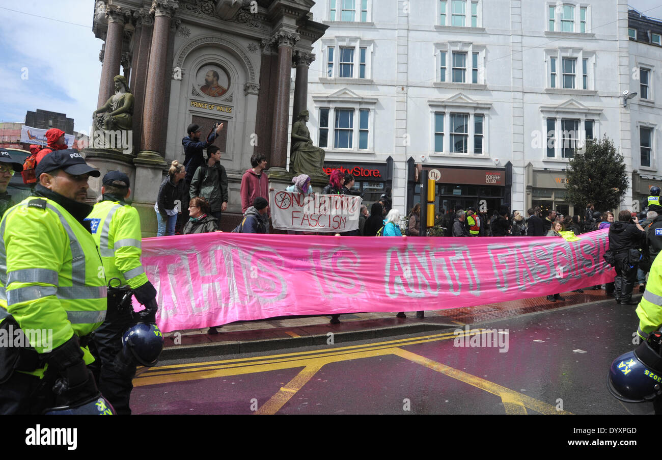 Anti fascist protesters line the route of the March for England Rally ...