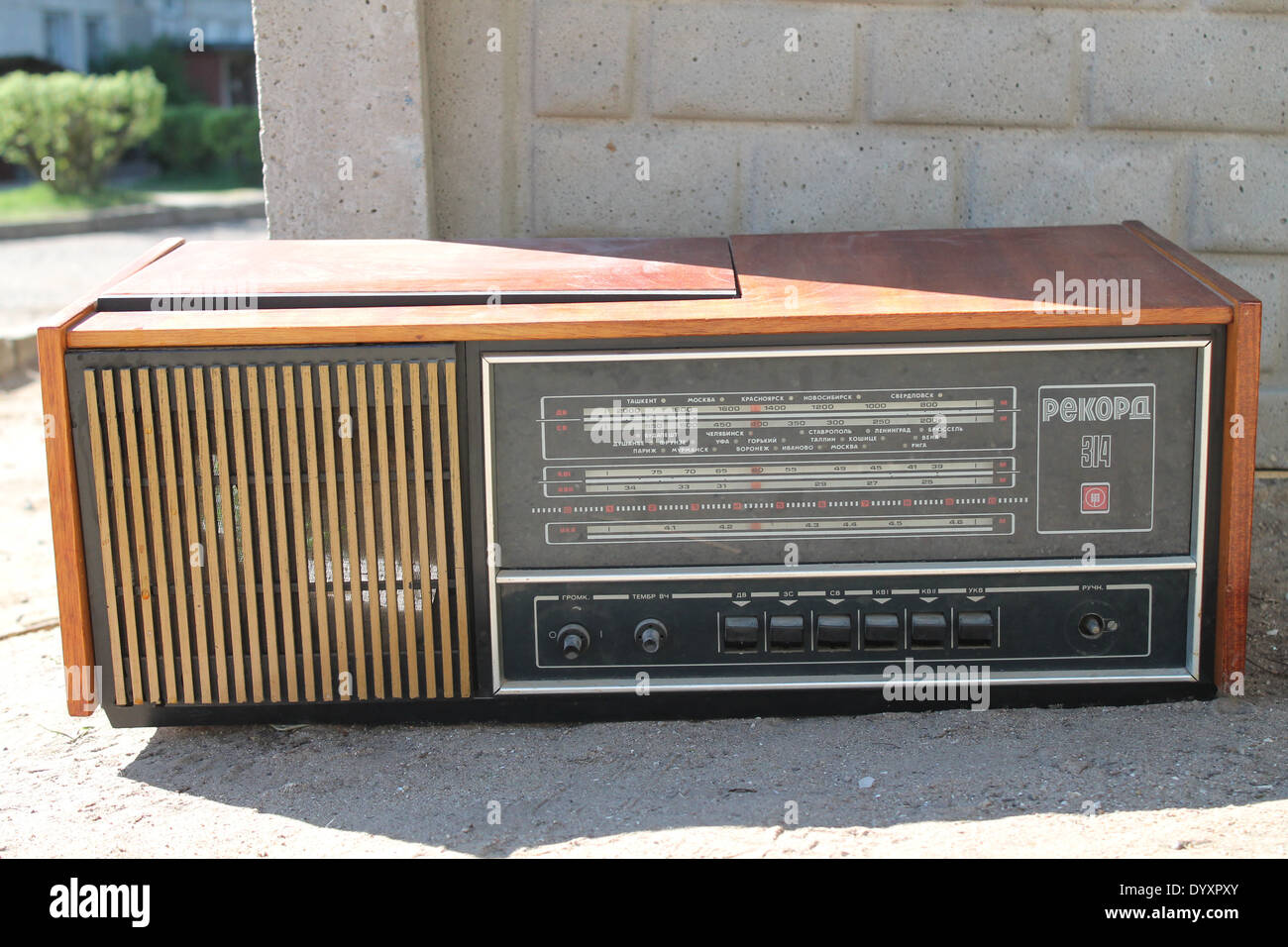 Old style radio device hi-res stock photography and images - Alamy