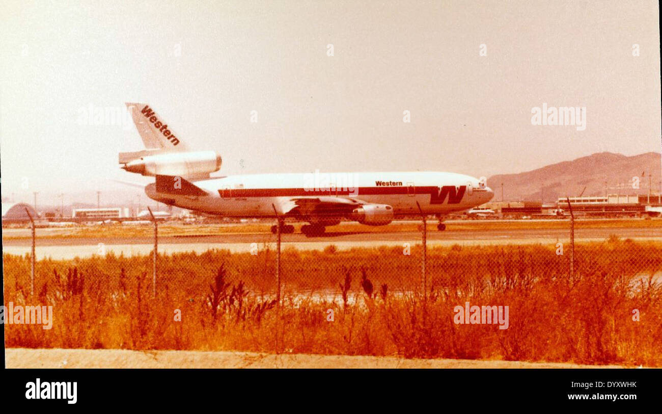 Douglas dc 10 1970s hi-res stock photography and images - Alamy