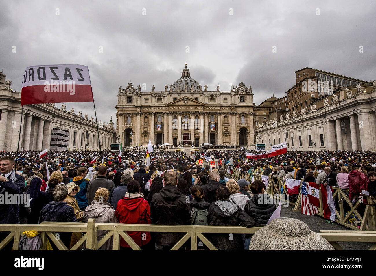 Peters square and the vatican hi-res stock photography and images - Alamy