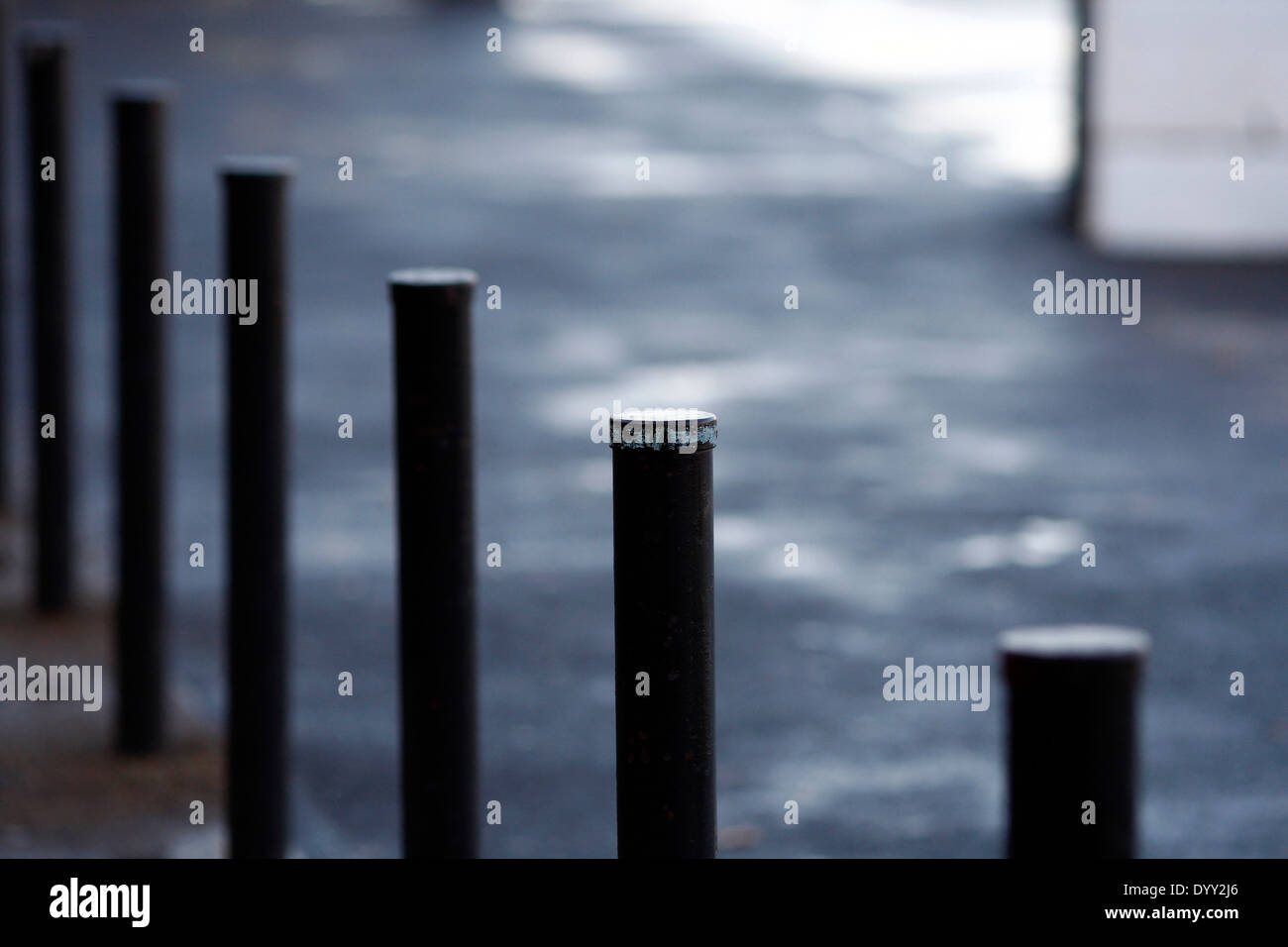 Black bollards hi-res stock photography and images - Alamy