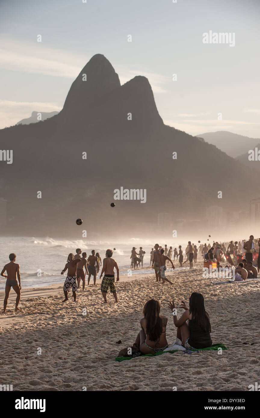 Brazilian girls talking hi-res stock photography and images - Alamy