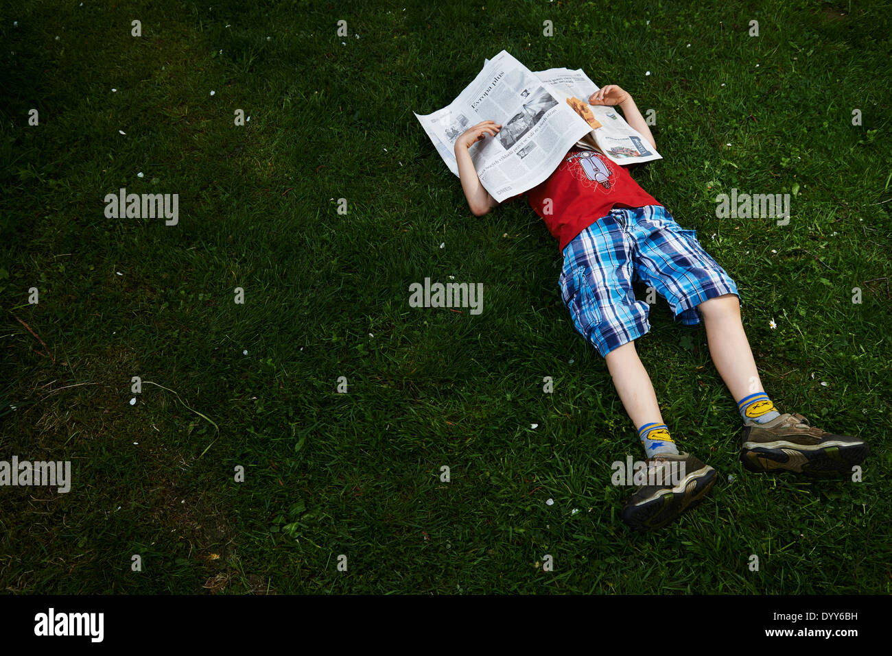 Child children reading newspaper hi-res stock photography and images ...