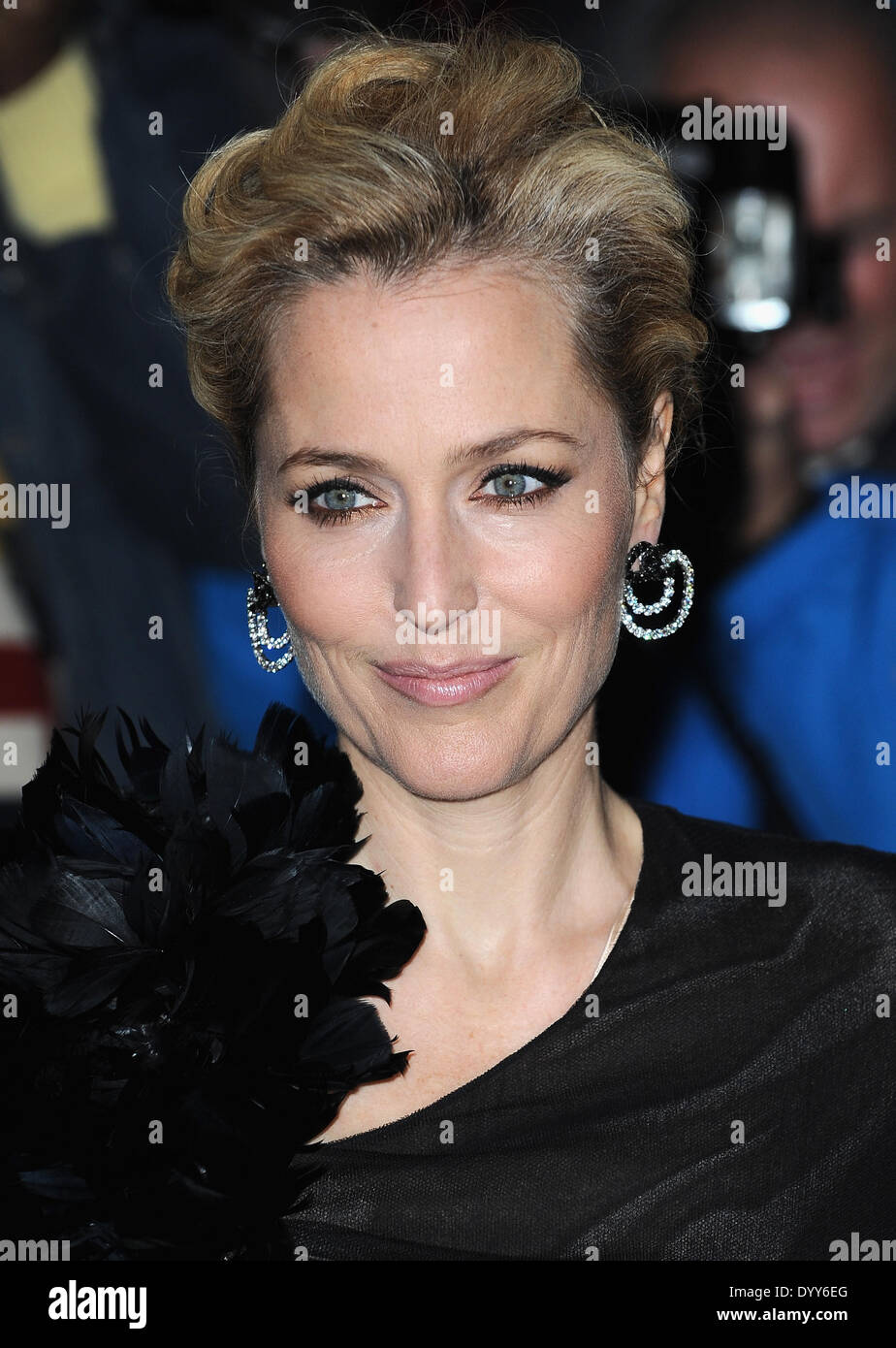 London, UK, UK. 5th Nov, 2013. Gillian Anderson arrives for the Harpers ...