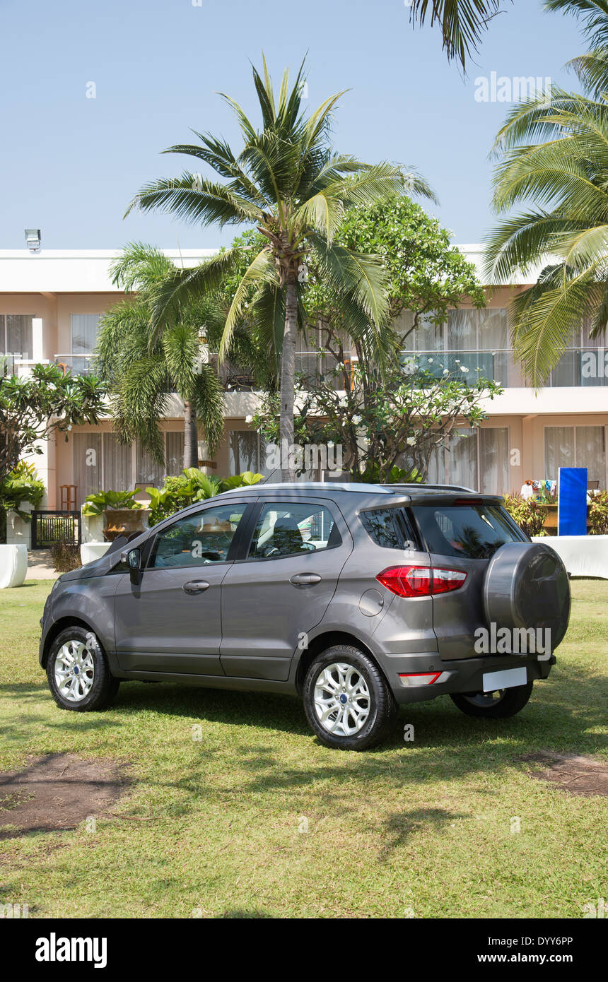 New car parked outside hi-res stock photography and images - Alamy