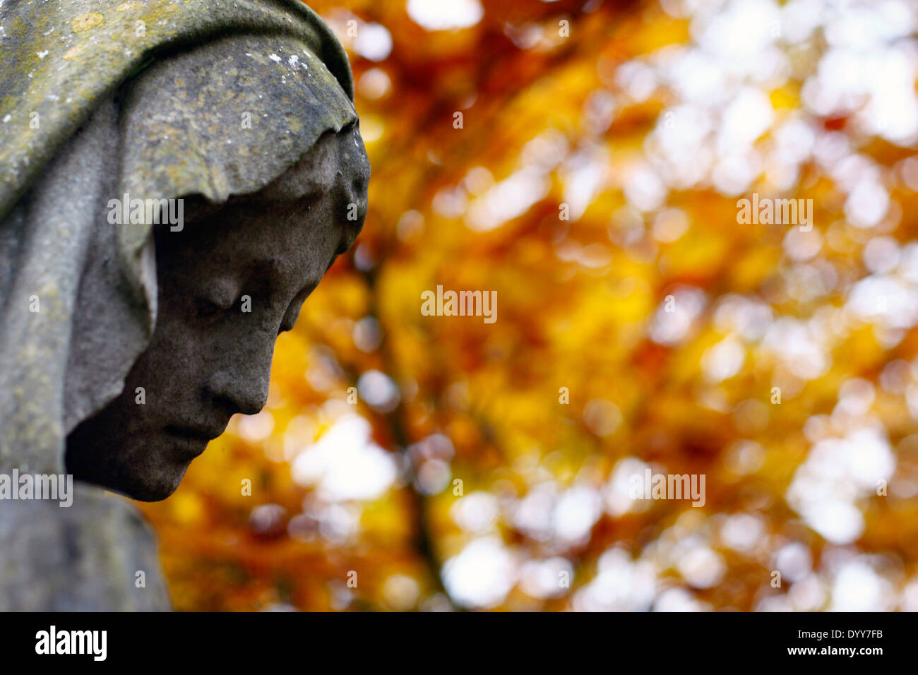 Autumn Angel - statue in a graveyard Stock Photo - Alamy