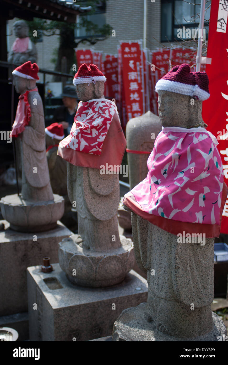 Japanese shinto temple statues hi-res stock photography and images - Alamy