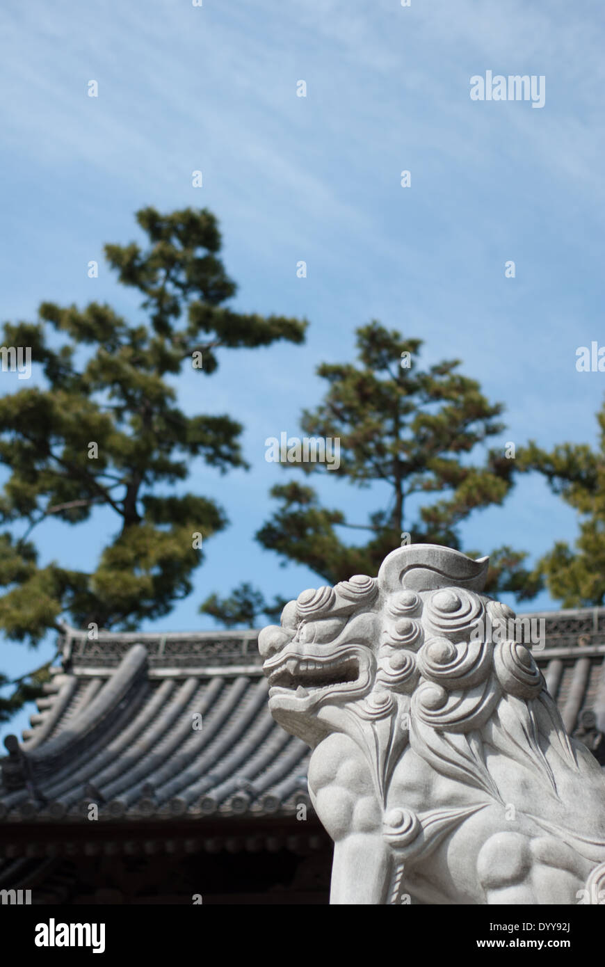 Shinto shrine guardian komainu hi-res stock photography and images - Alamy