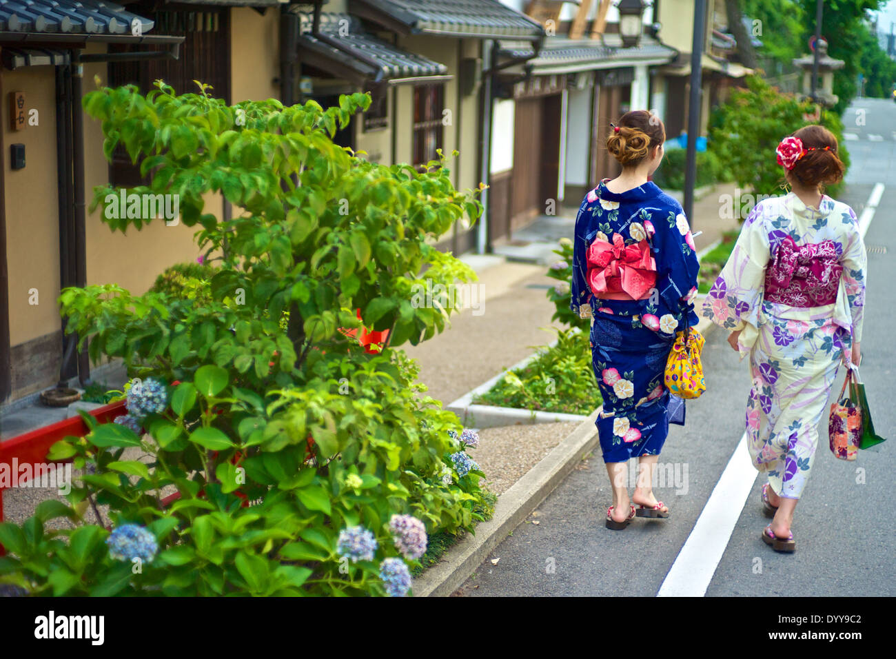 Two japanese women kimonos hi-res stock photography and images - Alamy