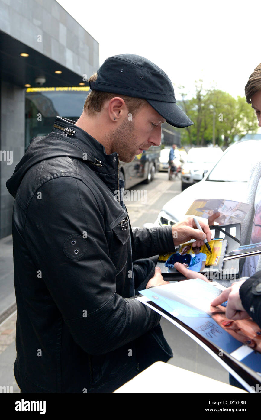 Lead singer of coldplay hi-res stock photography and images - Alamy