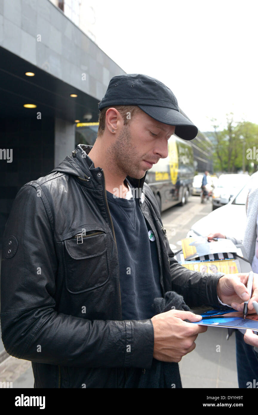 Coldplay lead singer chris martin hi-res stock photography and images ...