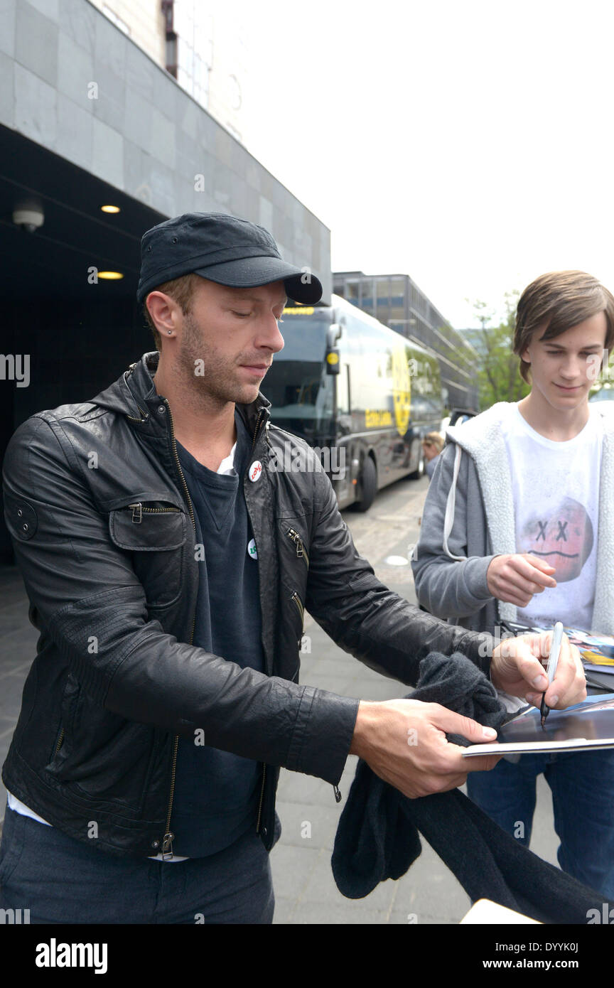 Lead singer of coldplay hi-res stock photography and images - Alamy