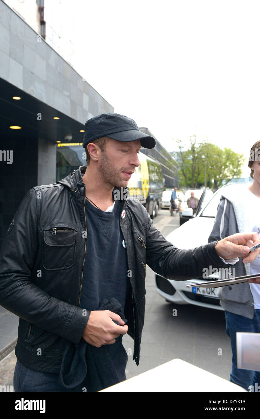Lead singer of coldplay hi-res stock photography and images - Alamy