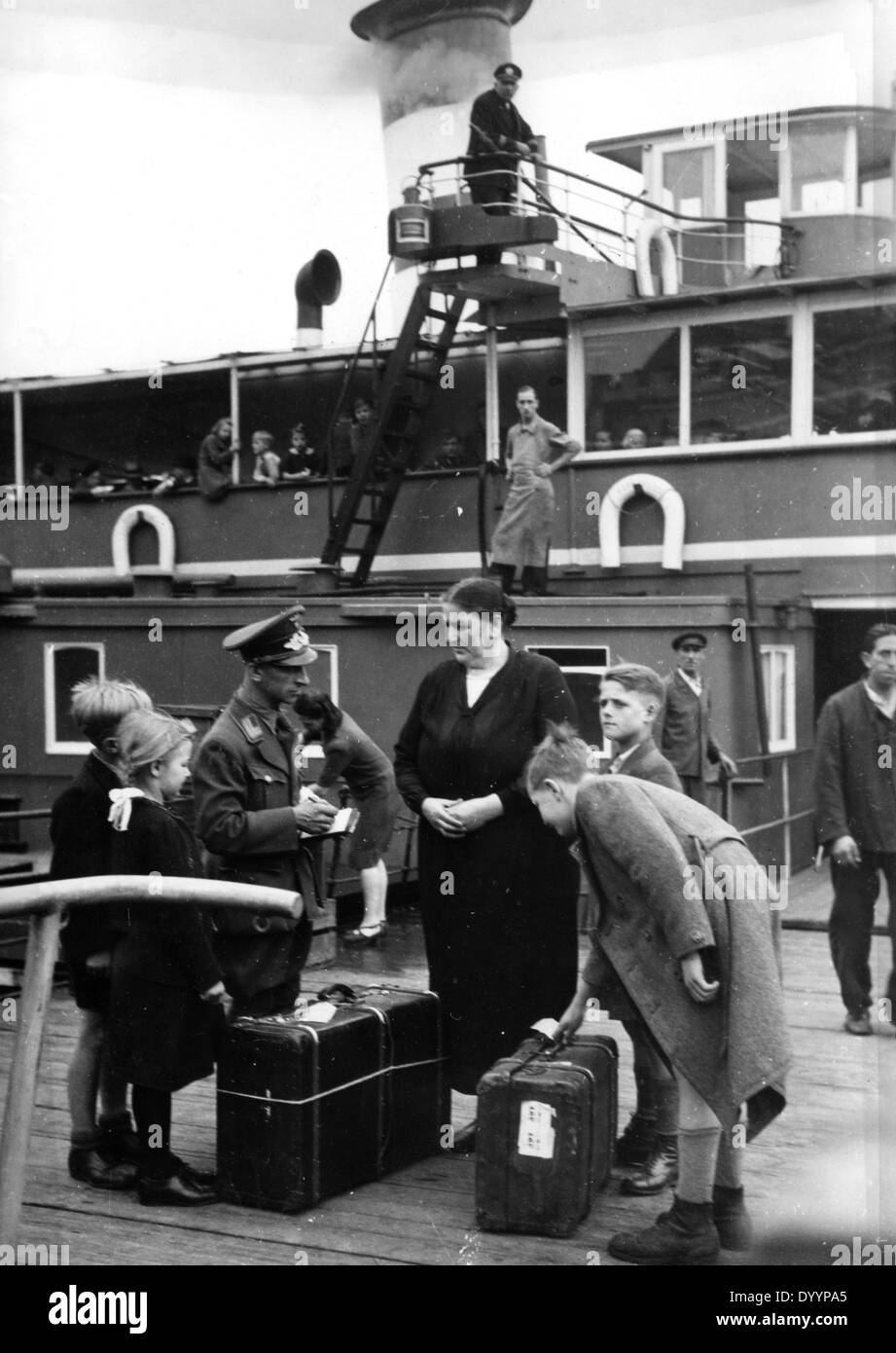 Second world war soldier family Black and White Stock Photos & Images ...