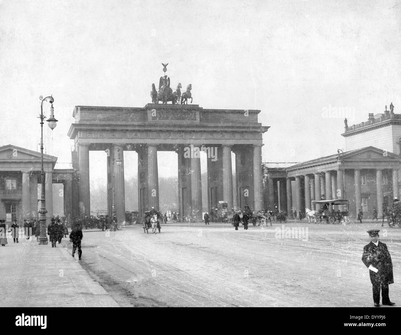 Brandenburg gate pariser square Black and White Stock Photos & Images ...