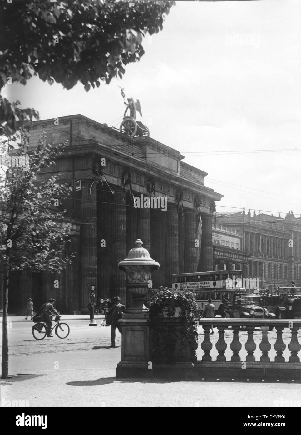 Brandenburg gate 1945 hi-res stock photography and images - Alamy