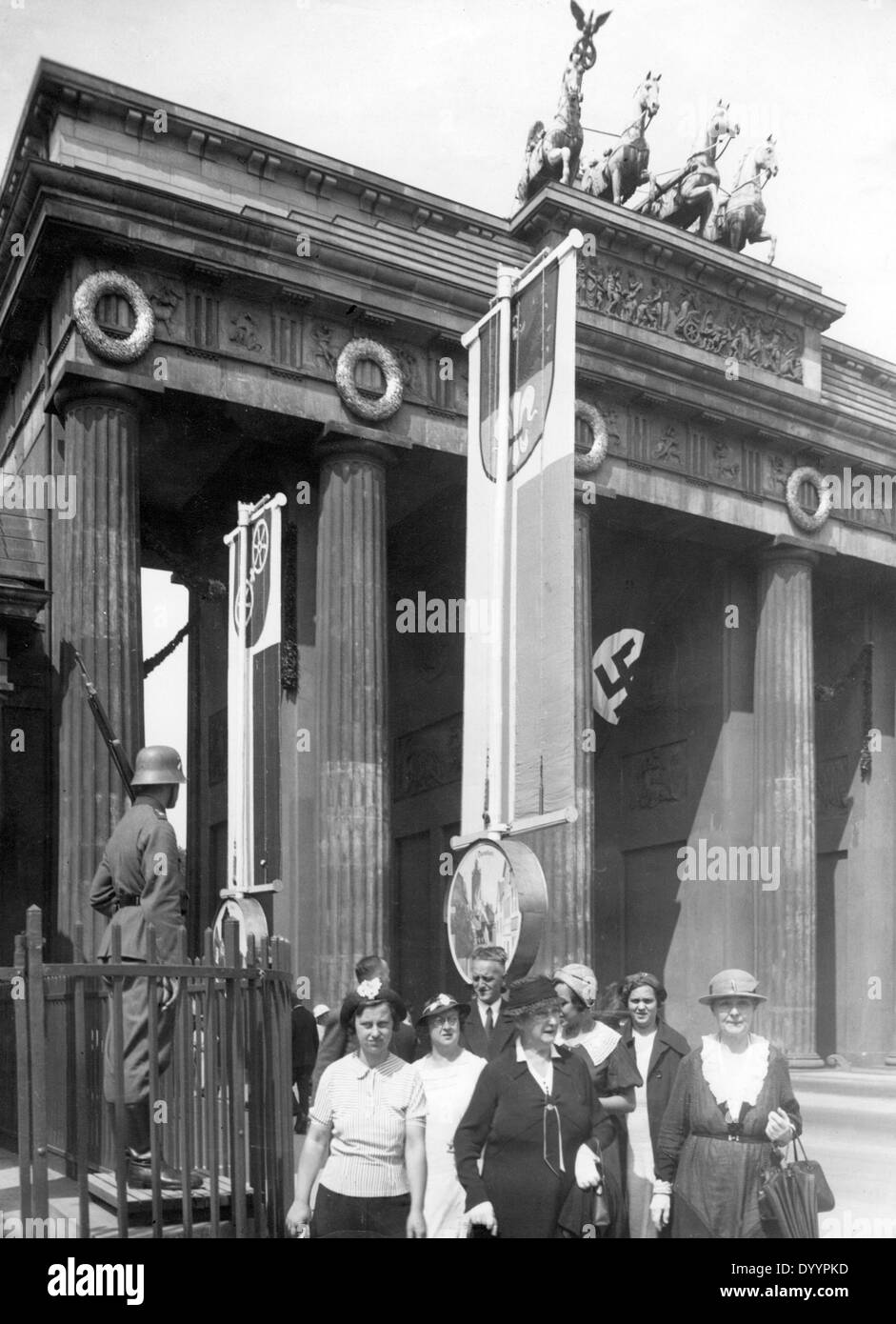 Brandenburg gate 1945 flag hi-res stock photography and images - Alamy