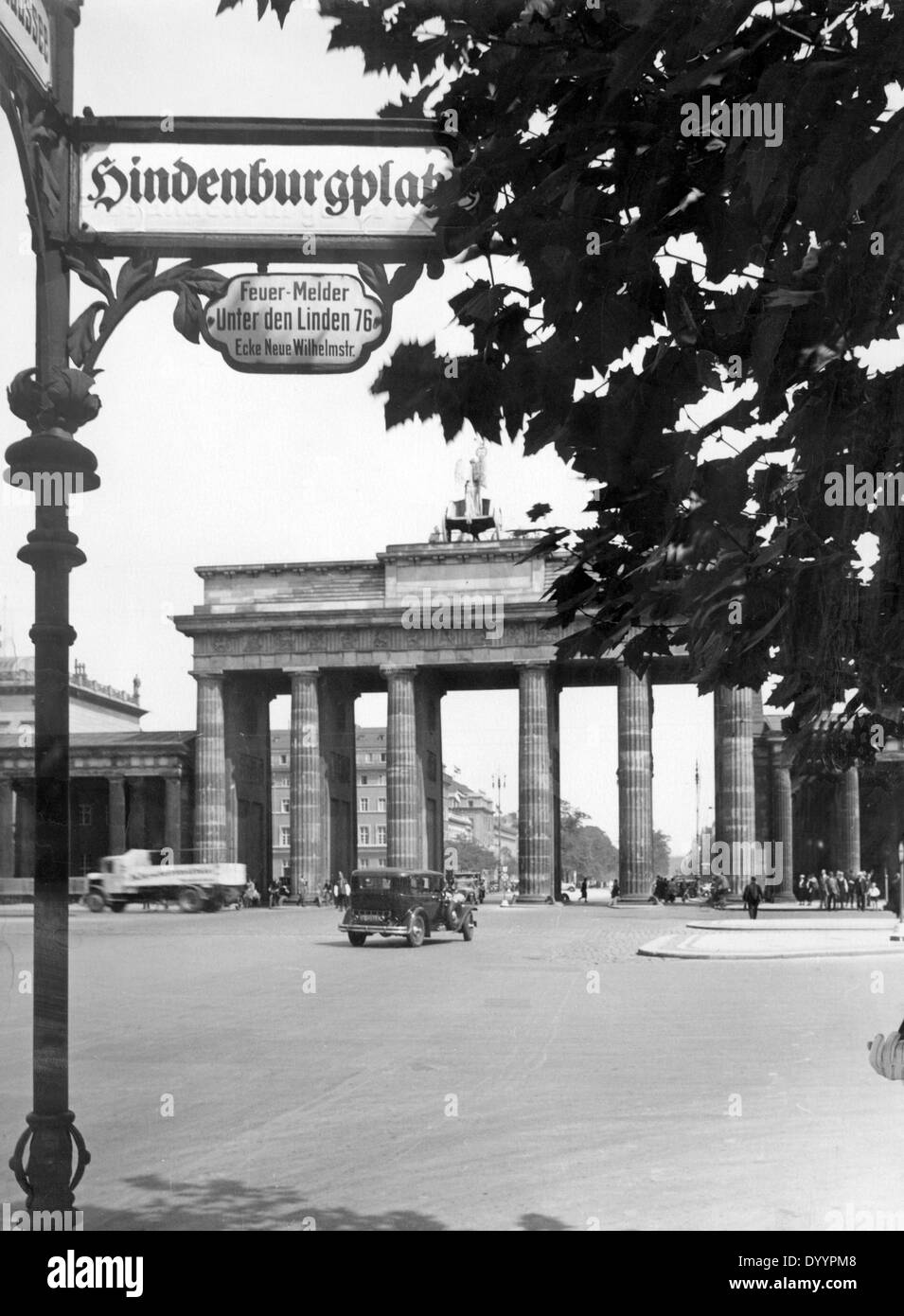 1945 brandenburg gate berlin germany Black and White Stock Photos ...
