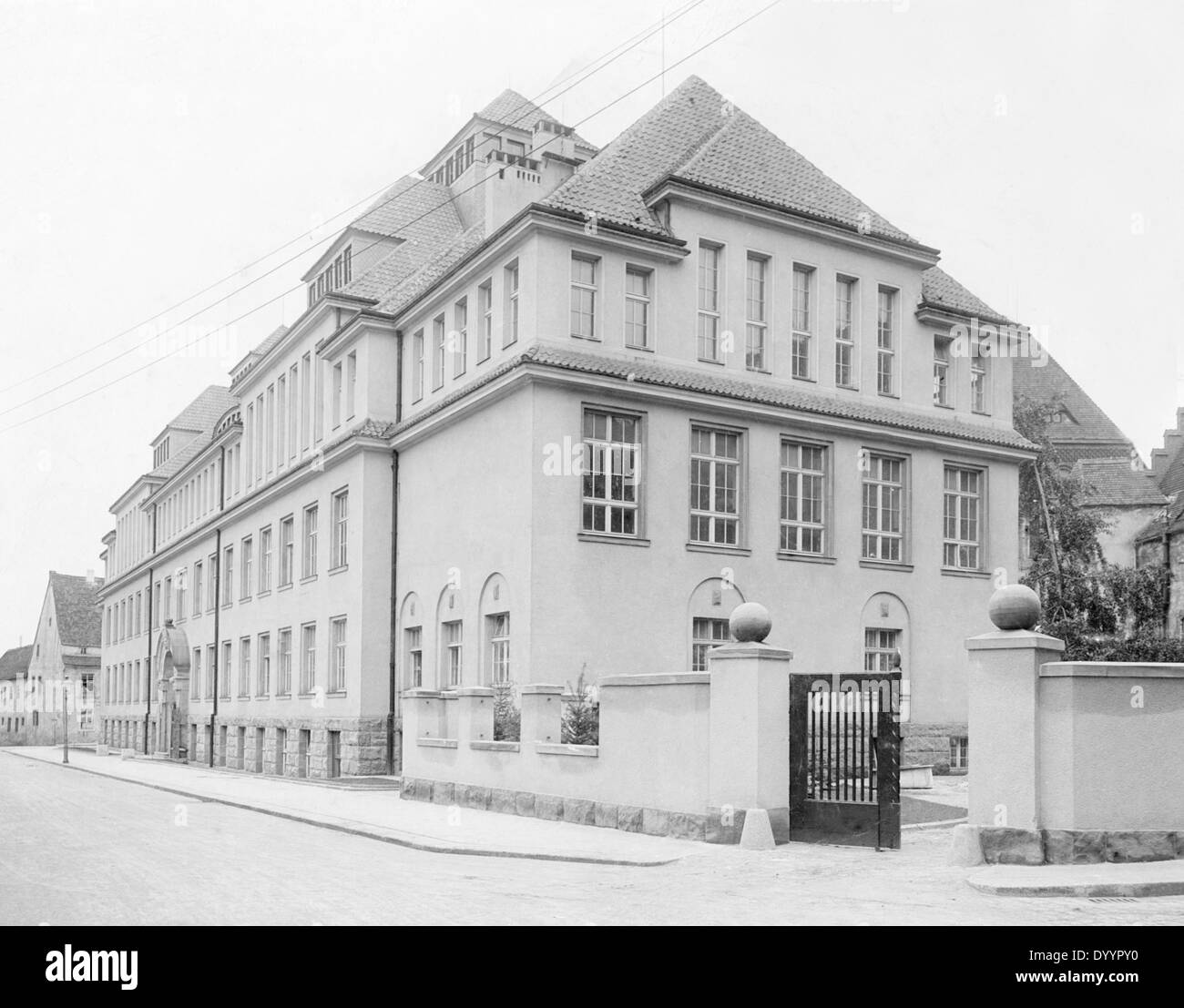 View buildings in university Black and White Stock Photos & Images - Alamy