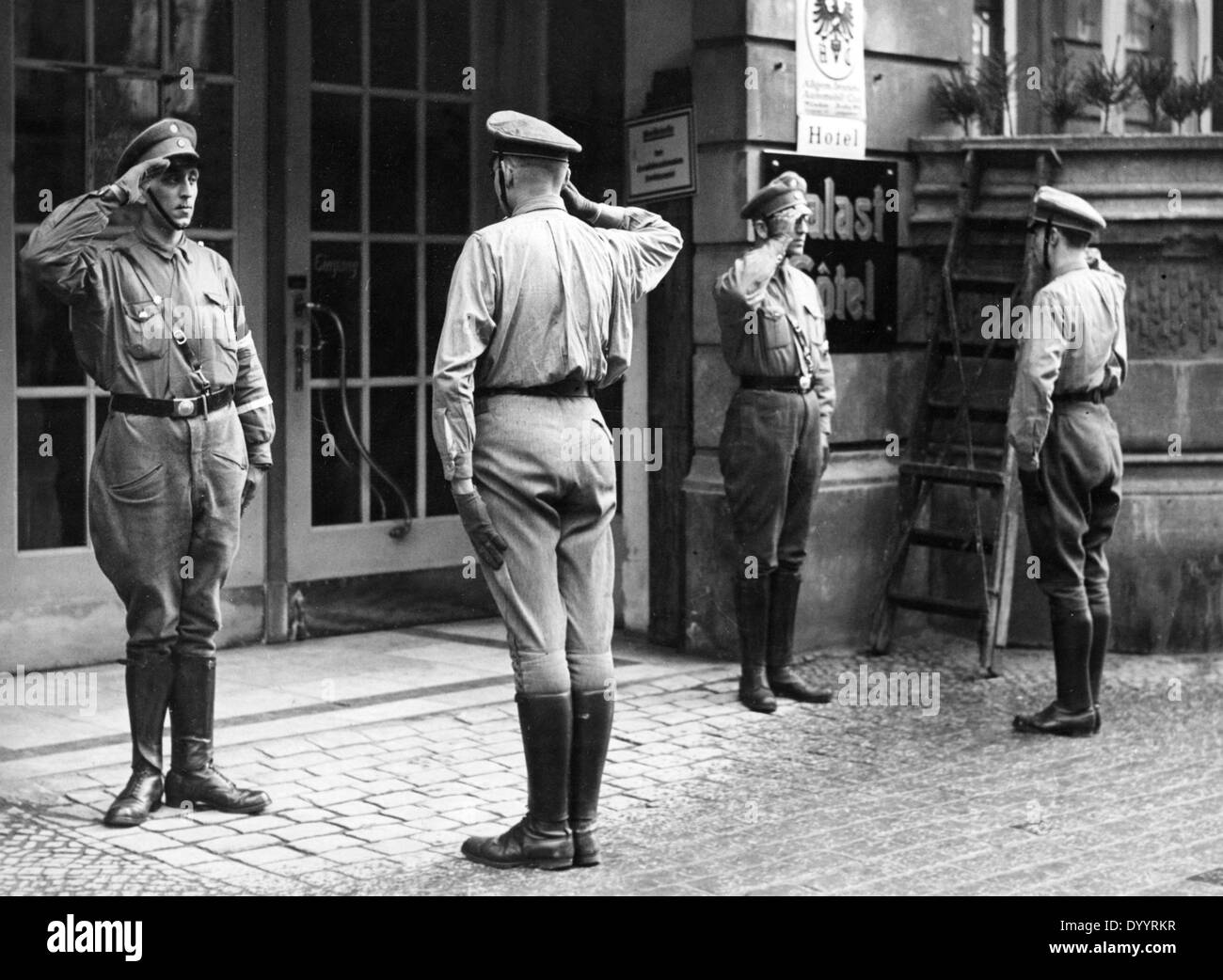 Changing of the guards in front of the DNVP quarters, 1933 Stock Photo ...
