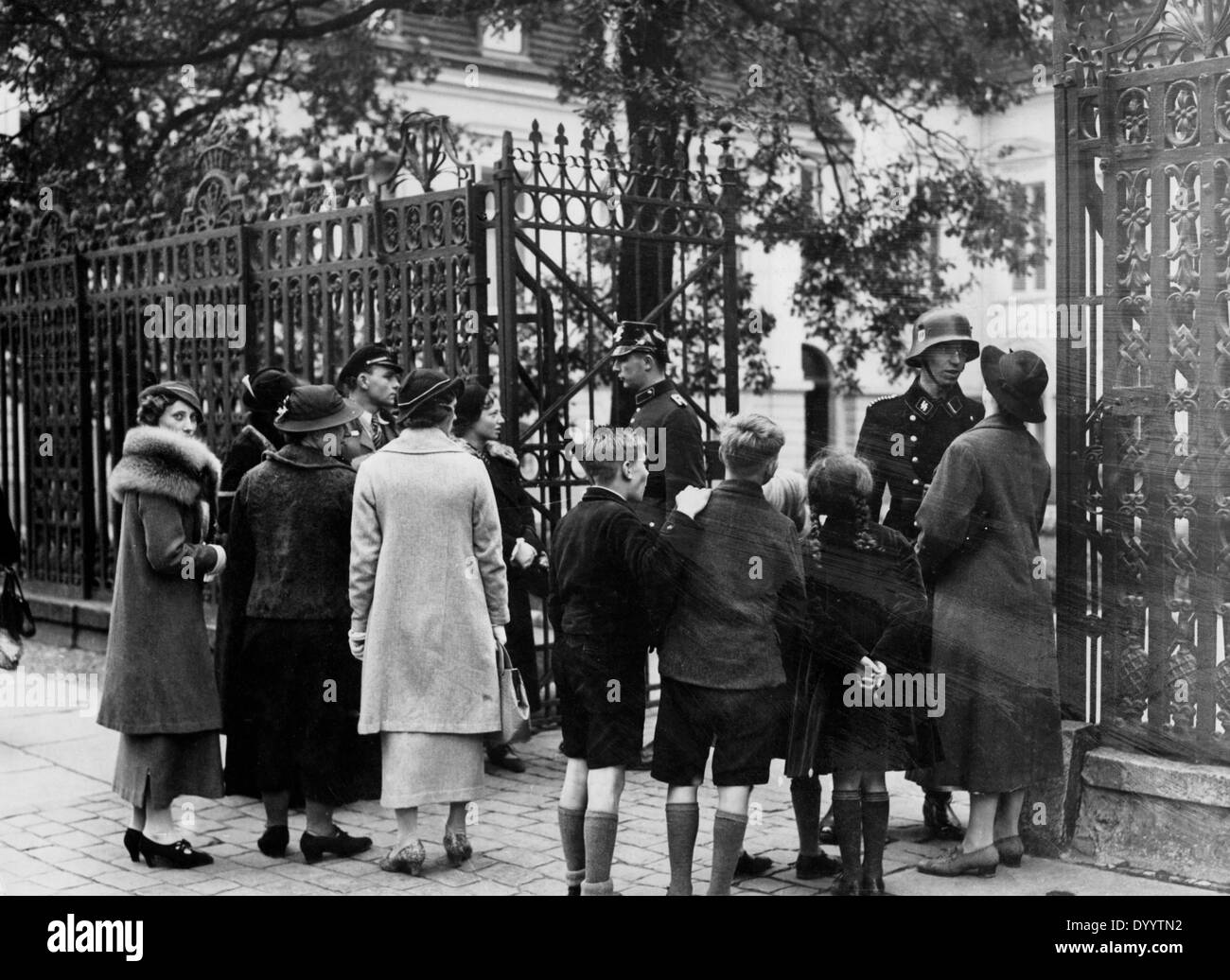 Curious pedestrians in front of the Reich Chancellery in Berlin, 1936 ...