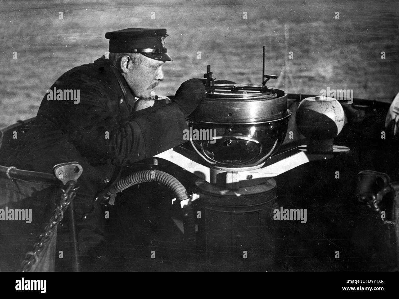 Ships compass hi-res stock photography and images - Alamy